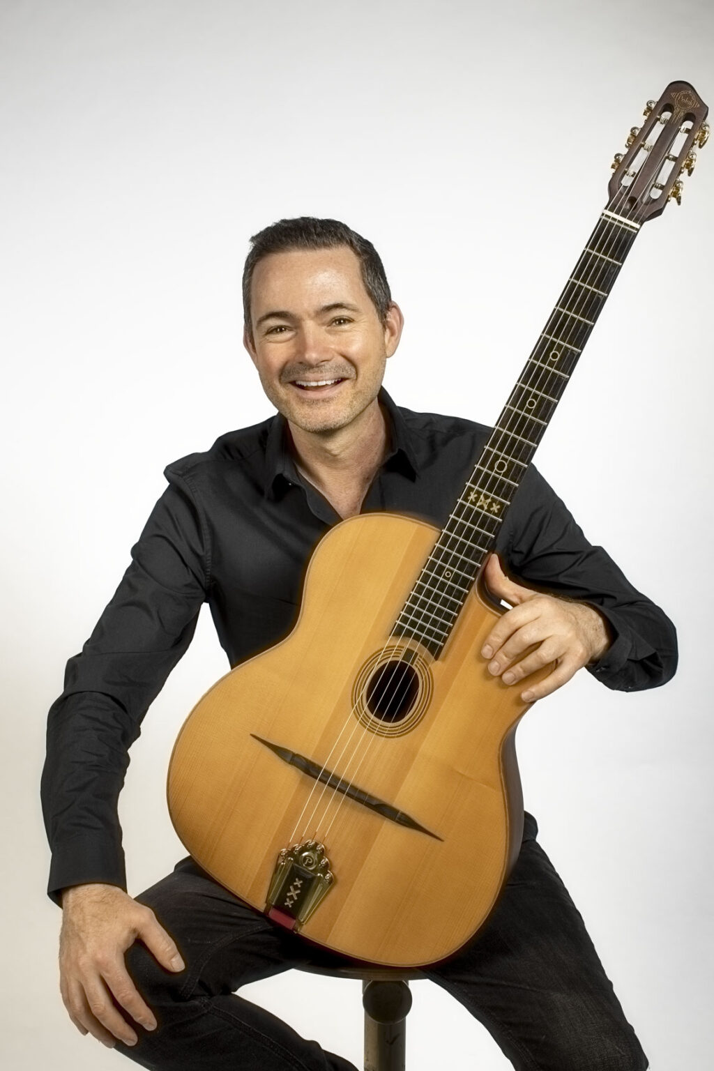 Robin Nolan – Gypsy Jazz Virtuoso & Global Guitar Icon